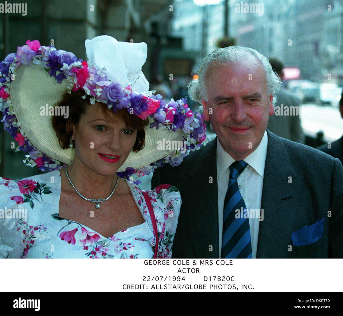 GEORGE COLE & MRS COLE.ACTOR.22/07/1994.D17B20C Stock Photo - Alamy