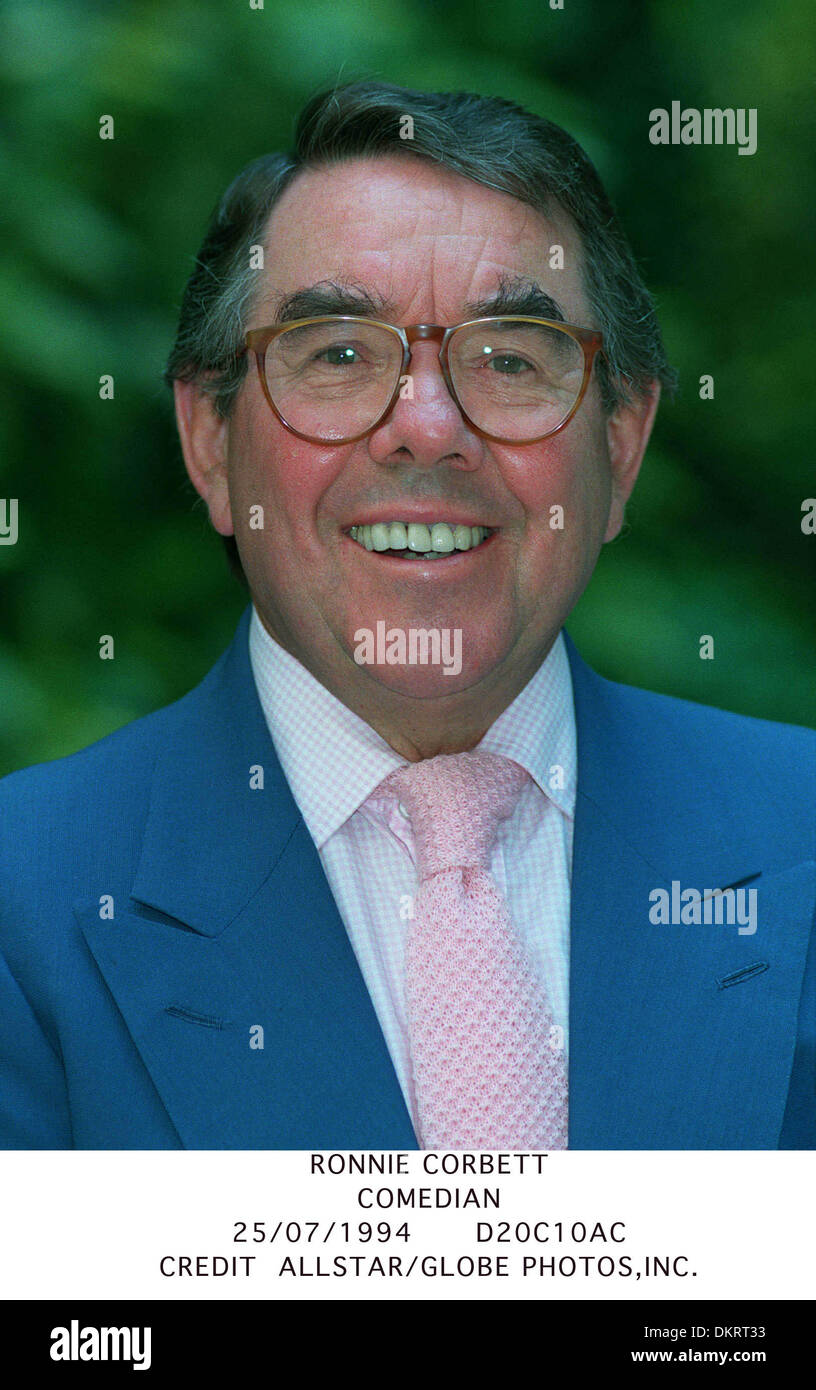 Comedian ronnie corbett hi-res stock photography and images - Alamy
