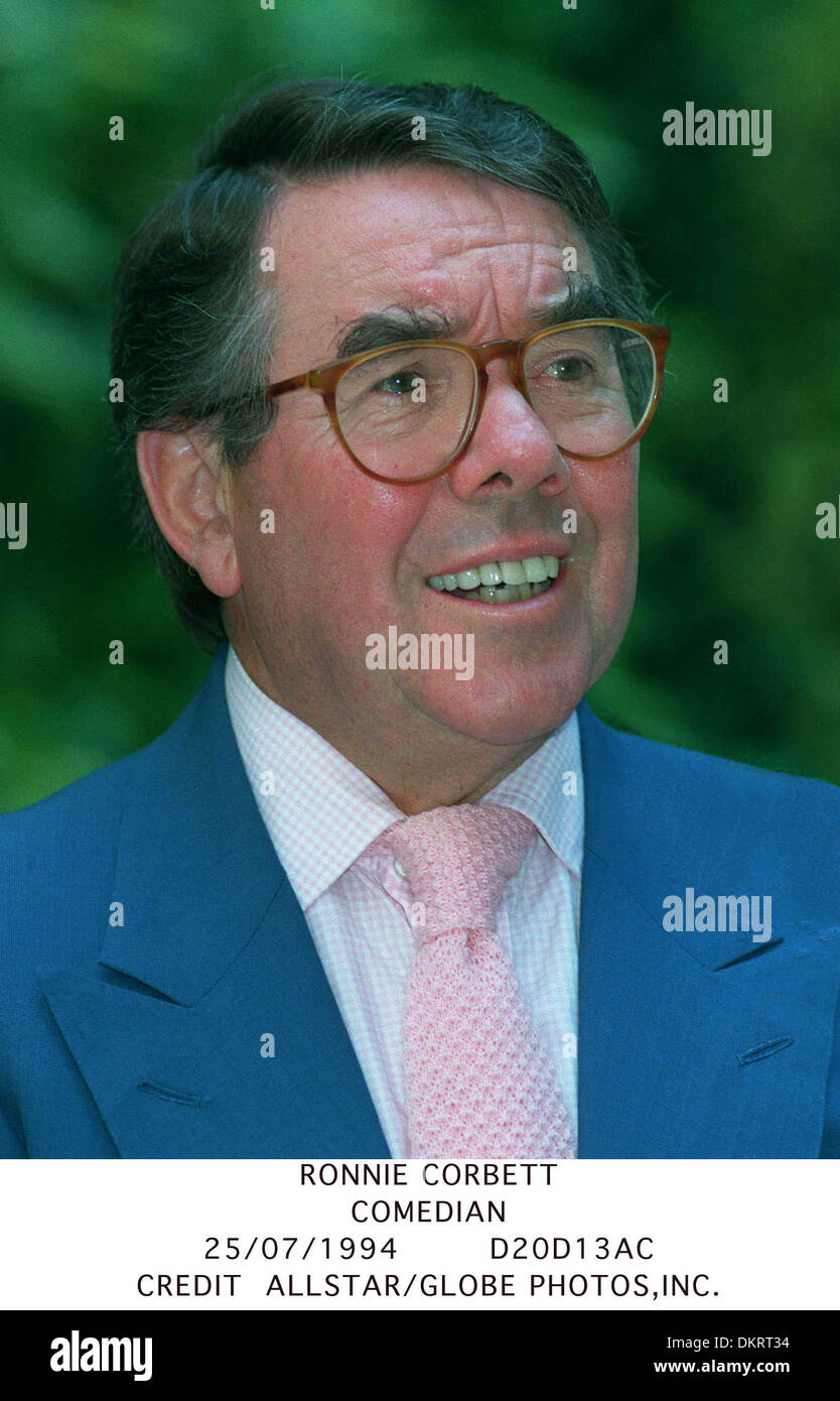 Comedian ronnie corbett hi-res stock photography and images - Alamy