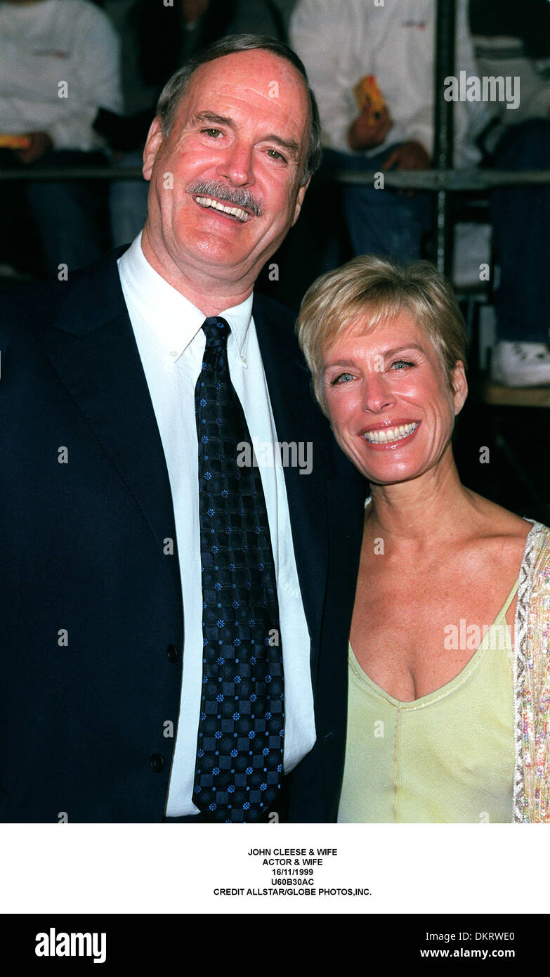 JOHN CLEESE & WIFE.ACTOR & WIFE.16/11/1999.U60B30AC Stock Photo - Alamy