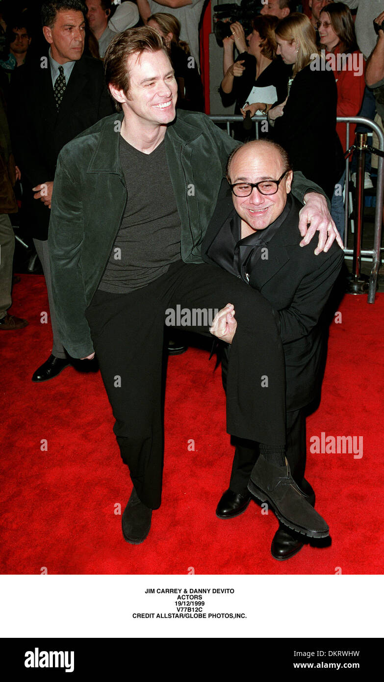 JIM CARREY & DANNY DEVITO.ACTORS.19/12/1999.V77B12C Stock Photo - Alamy