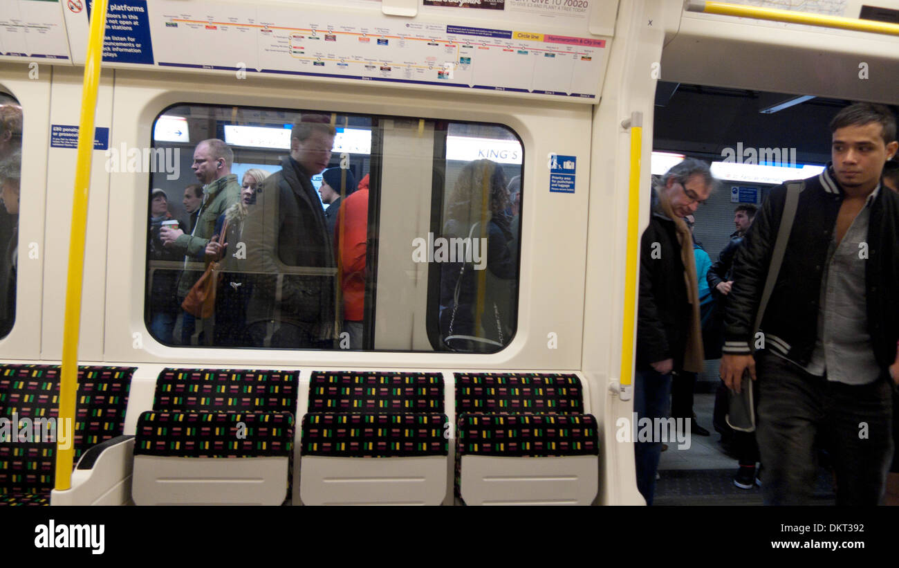London underground tube carriage hi-res stock photography and images ...