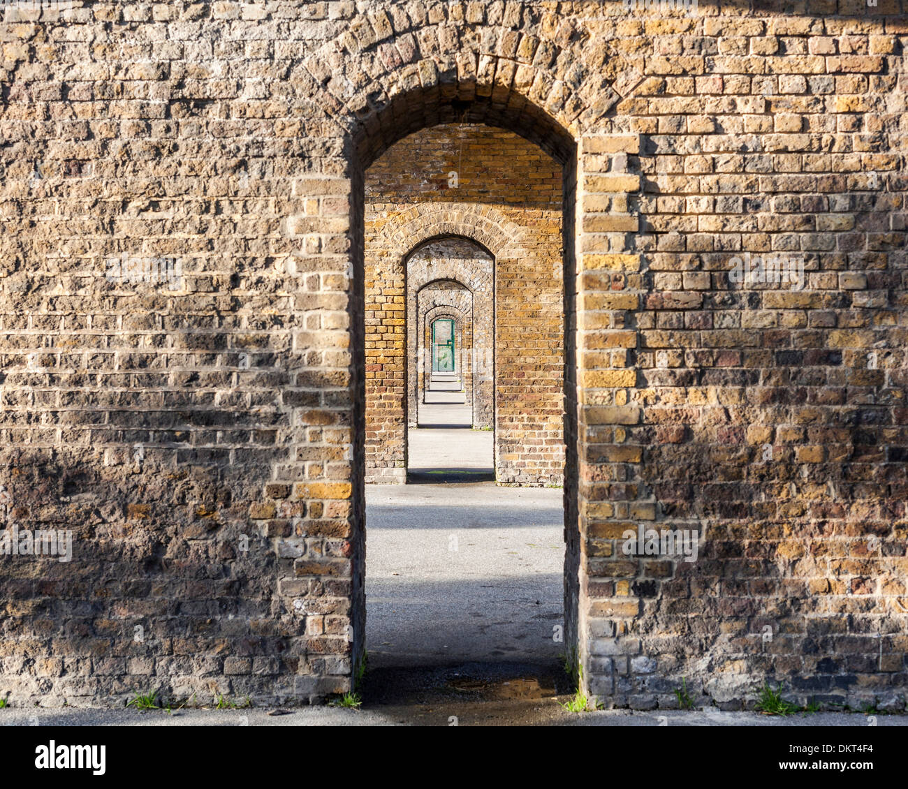 London brick arch railway hi-res stock photography and images - Alamy