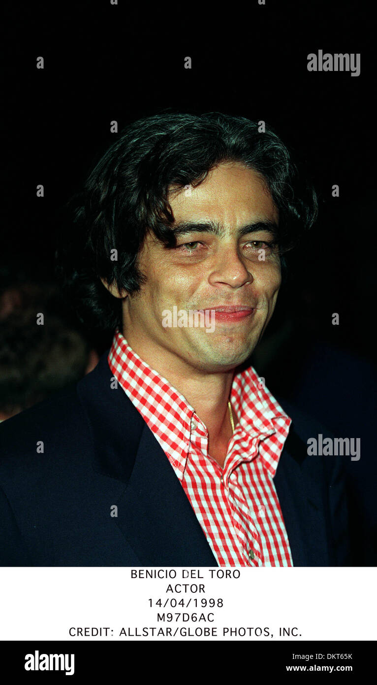 BENICIO DEL TORO.ACTOR.14/04/1998.M97D6AC Stock Photo - Alamy