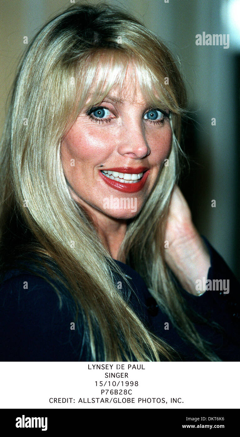 LYNSEY DE PAUL.SINGER.15/10/1998.P76B28C Stock Photo - Alamy