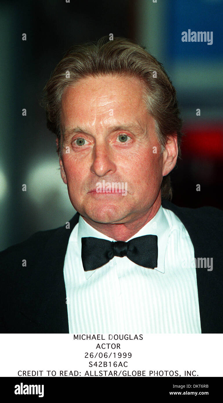 MICHAEL DOUGLAS.ACTOR.26/06/1999.S42B16AC.CREDIT TO READ Stock Photo ...