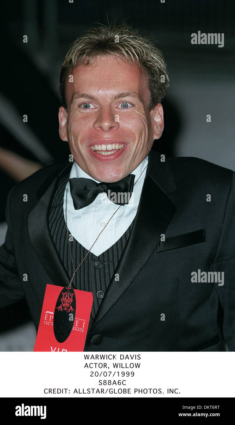 Actor warwick davis hi-res stock photography and images - Alamy