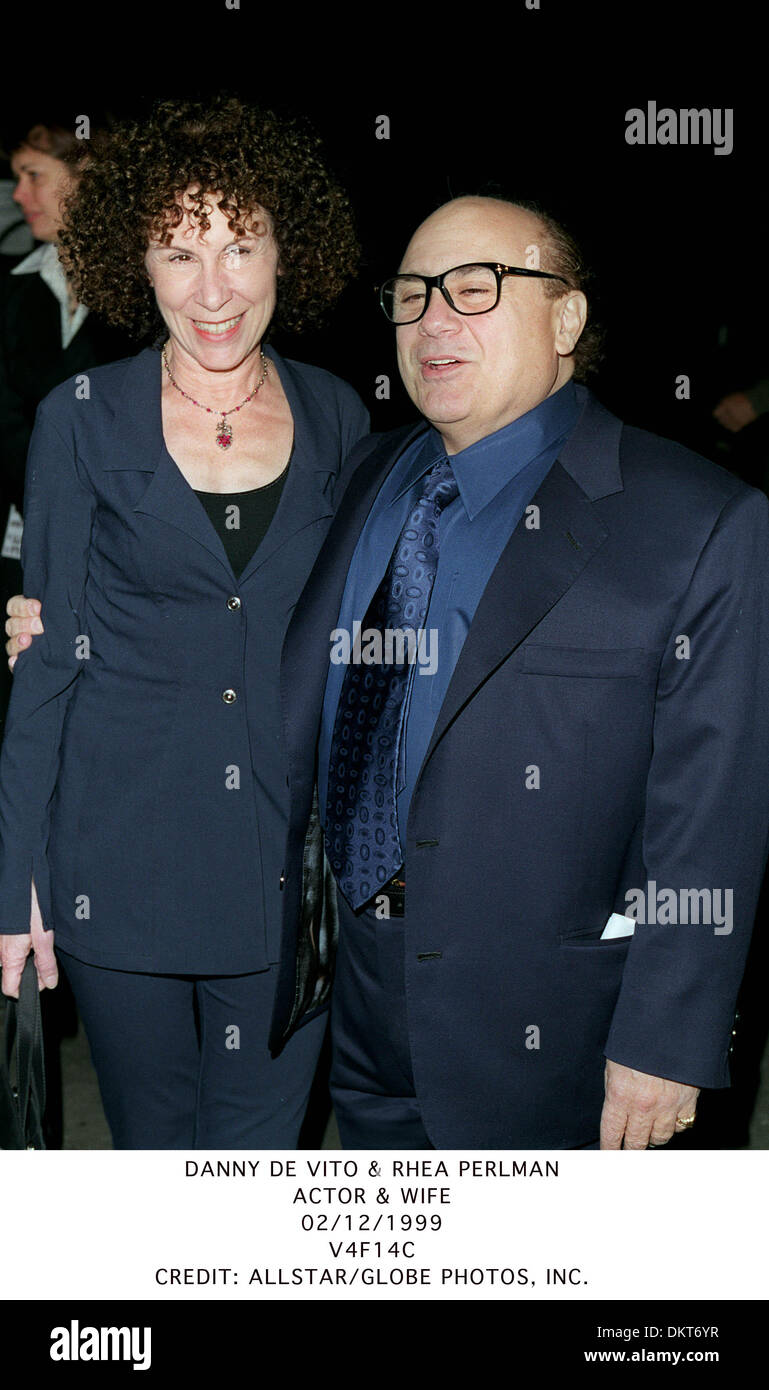 DANNY DE VITO & RHEA PERLMAN.ACTOR & WIFE.02/12/1999.V4F14C Stock Photo ...