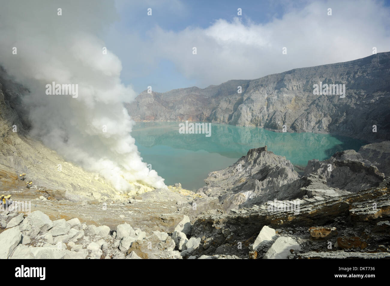 Sulfur volcano hi-res stock photography and images - Alamy