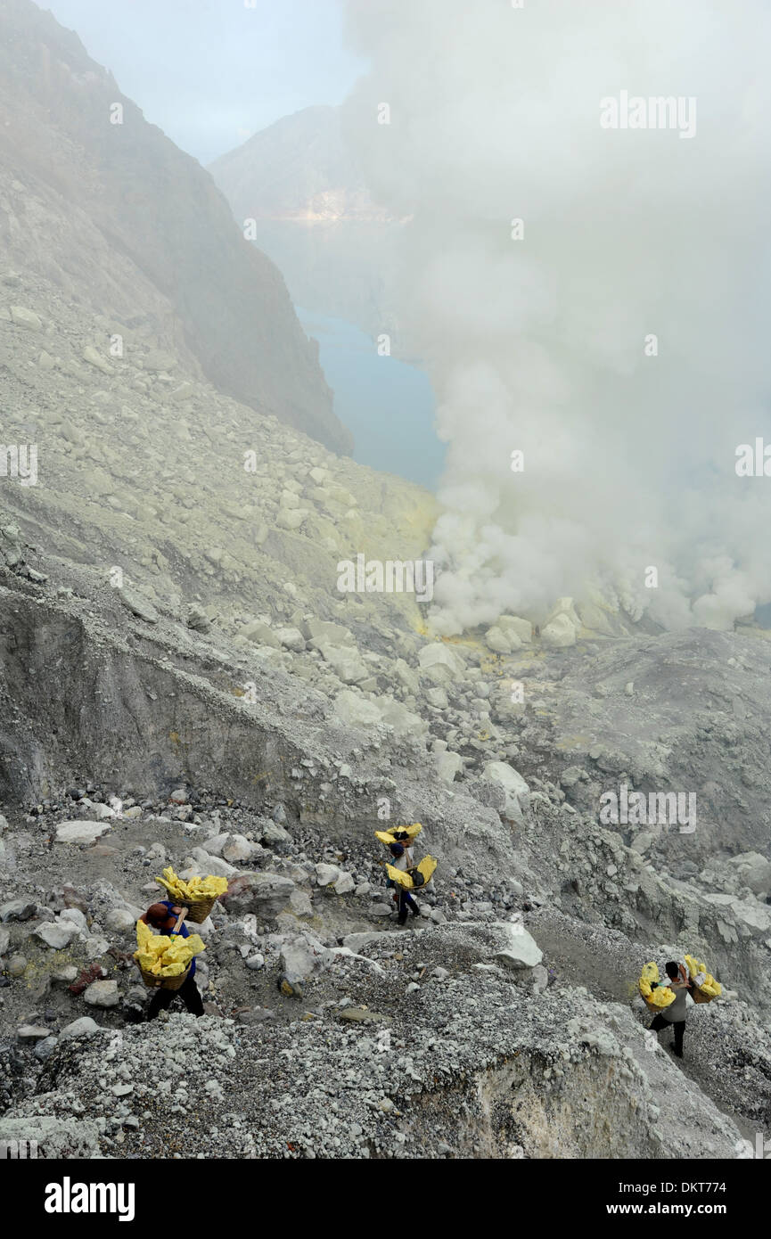 Sulfur volcano hi-res stock photography and images - Alamy