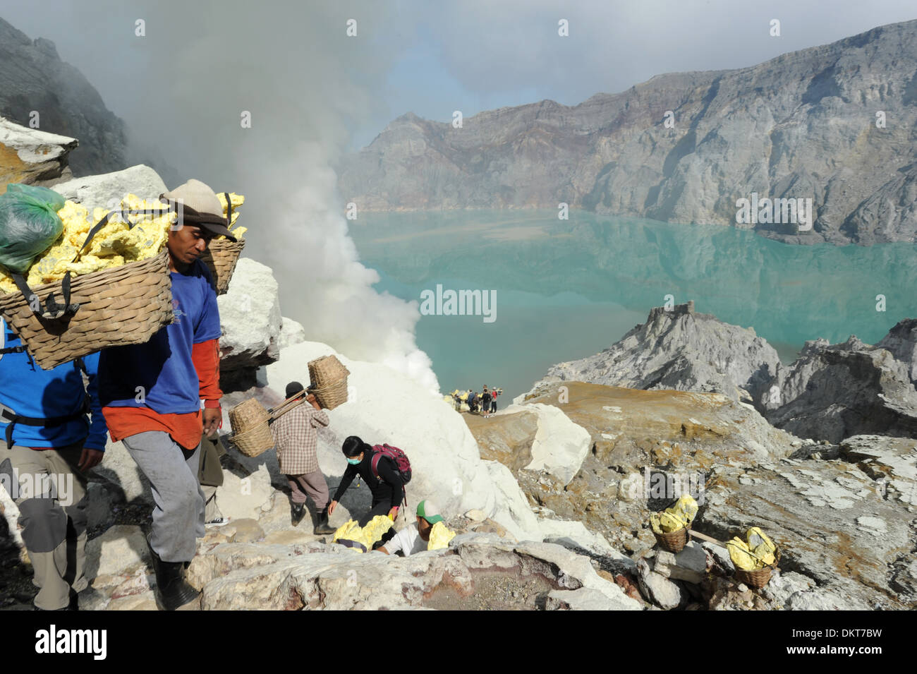 Sulfur volcano hi-res stock photography and images - Alamy