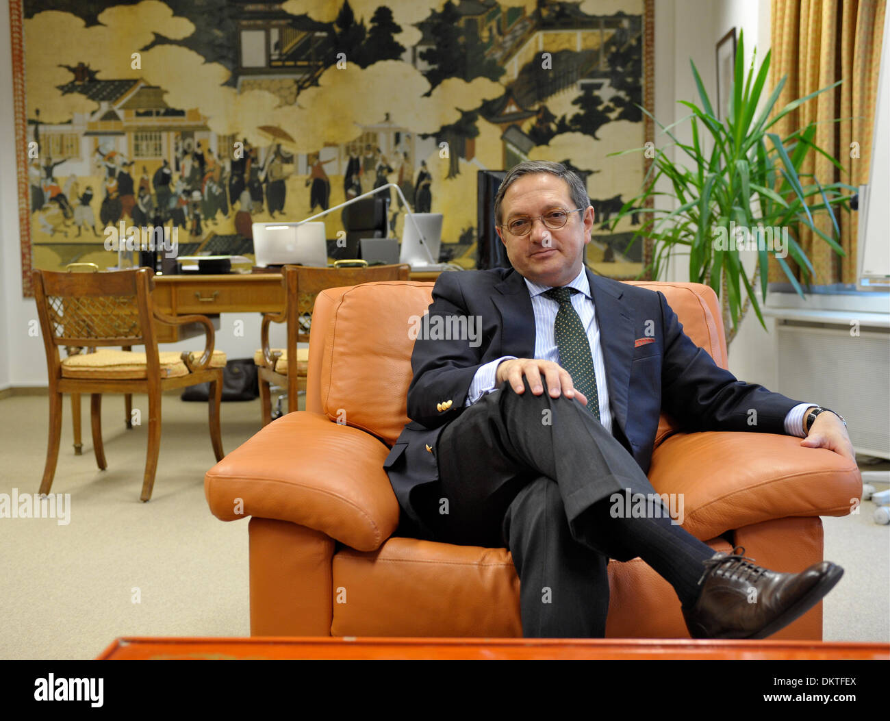 Portuguese embassy hi-res stock photography and images - Alamy