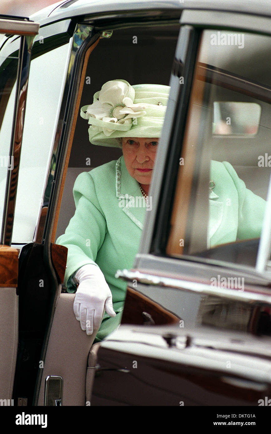 Queen elizabeth ii 2000 hi-res stock photography and images - Alamy