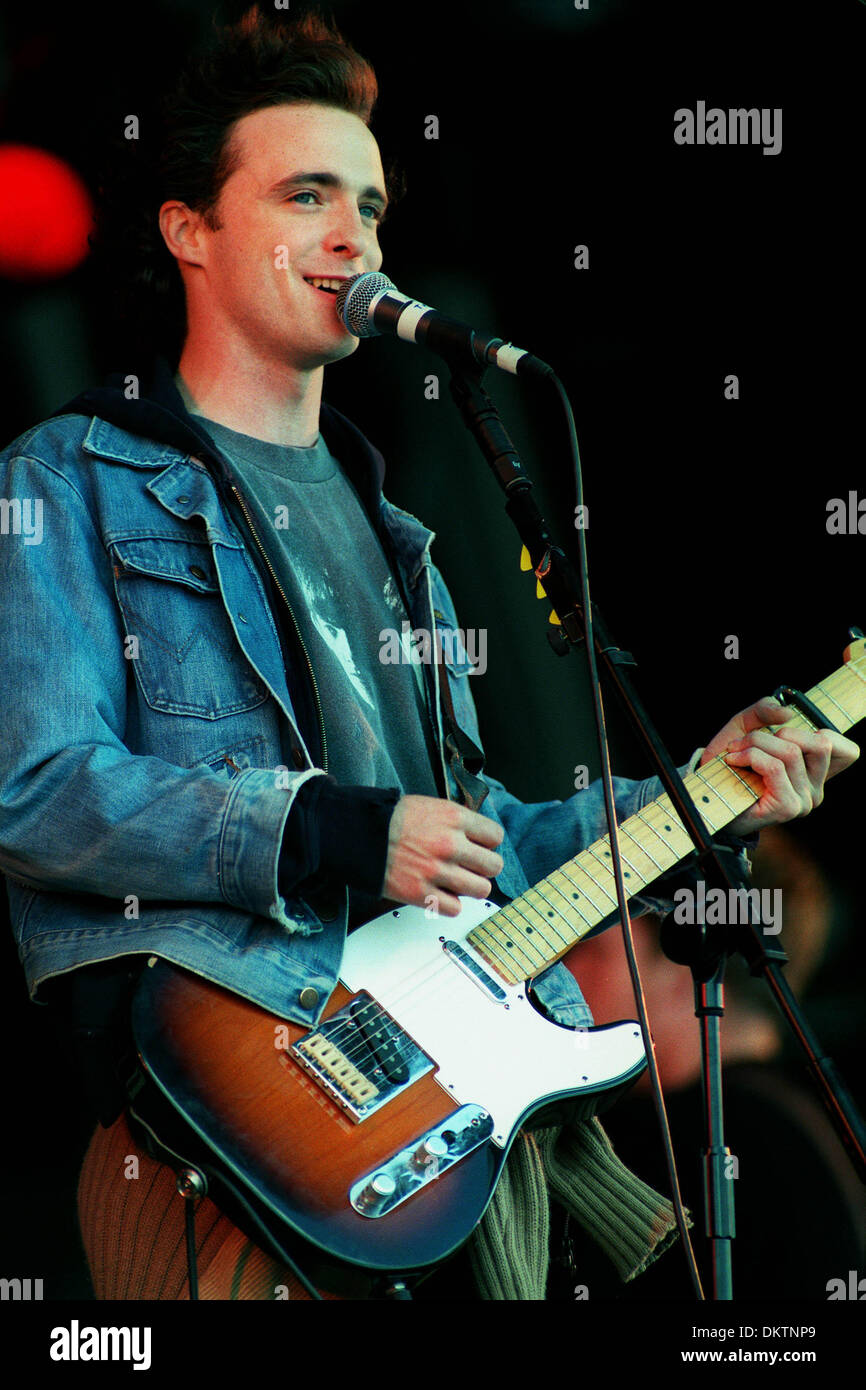 FRANCIS HEALY.SINGER ''TRAVIS''.15/07/1998.N88B23A Stock Photo - Alamy