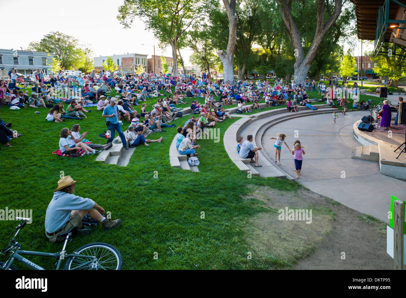 Crowd audience seated hi-res stock photography and images - Alamy