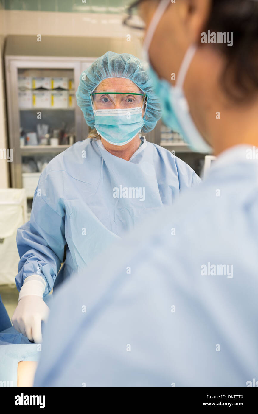 Medical hospital operating theatre scrubs hi-res stock photography and ...