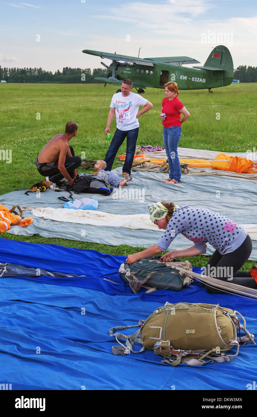 Parachutists packing a parachutes Stock Photo - Alamy