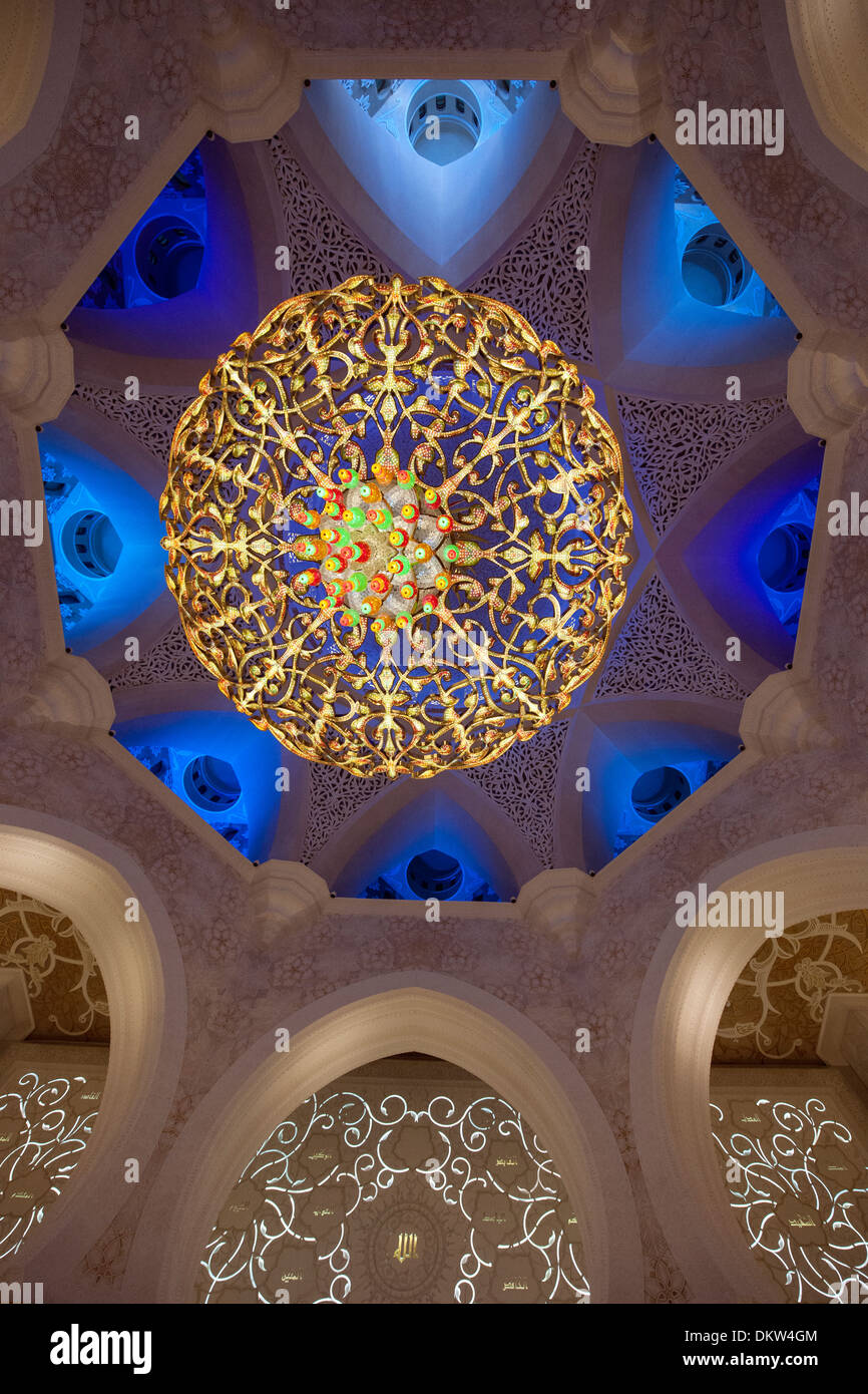 Prayer room with chandelier, Sheikh Zayed Mosque, Abu Dhabi, UAE Stock ...