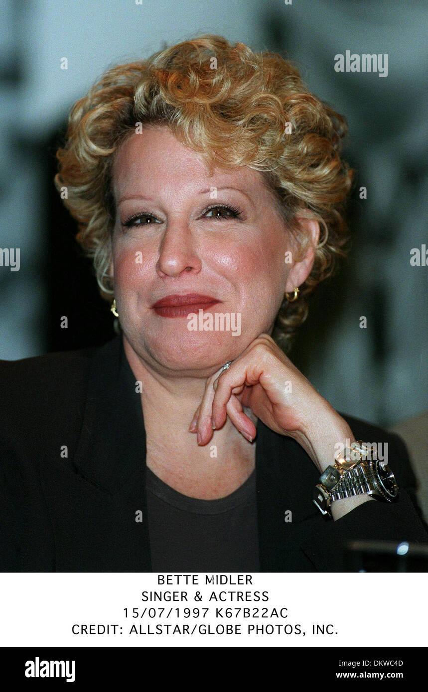 BETTE MIDLER.SINGER & ACTRESS.15/07/1997.K67B22AC Stock Photo - Alamy