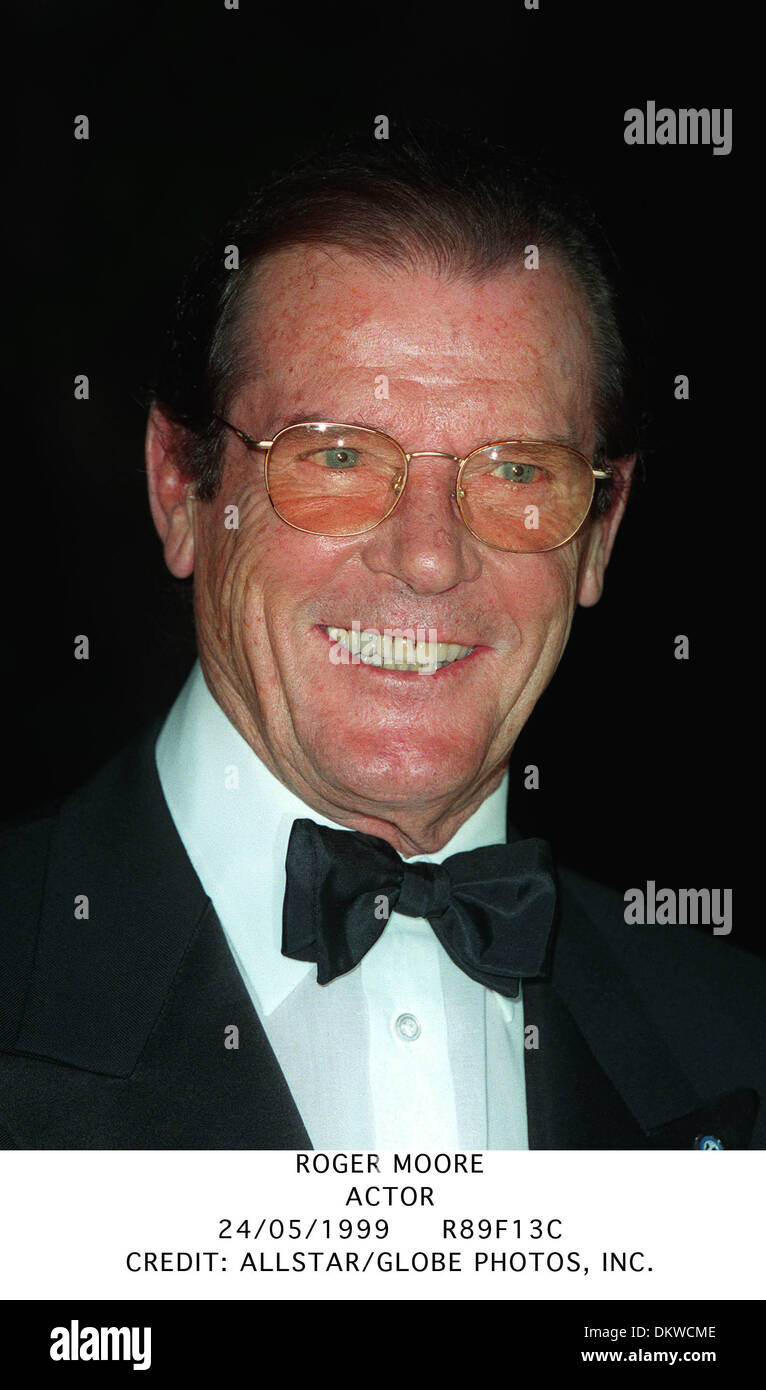 Roger moore actor hi-res stock photography and images - Alamy