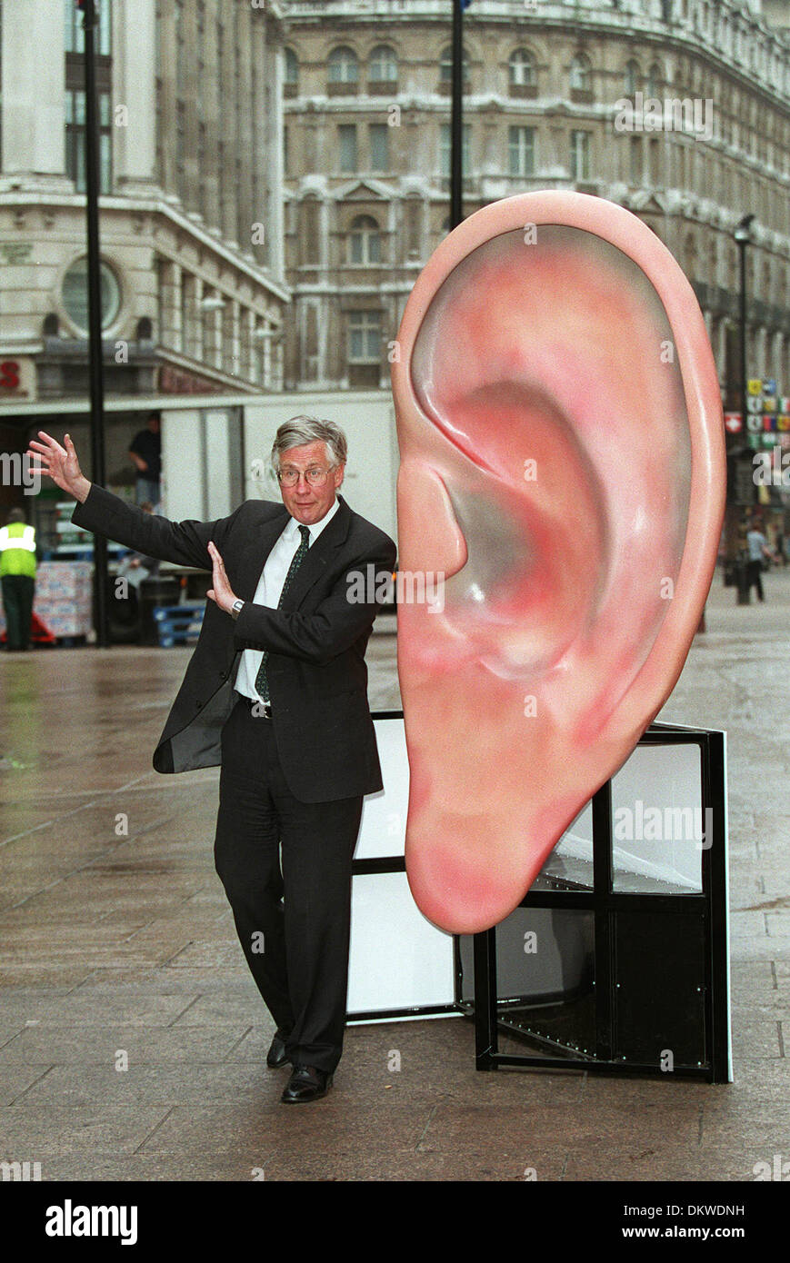 MICHAEL MEACHER MP.MINISTER FOR ENVIRONMENT.22/05/2000.U35A1 Stock ...