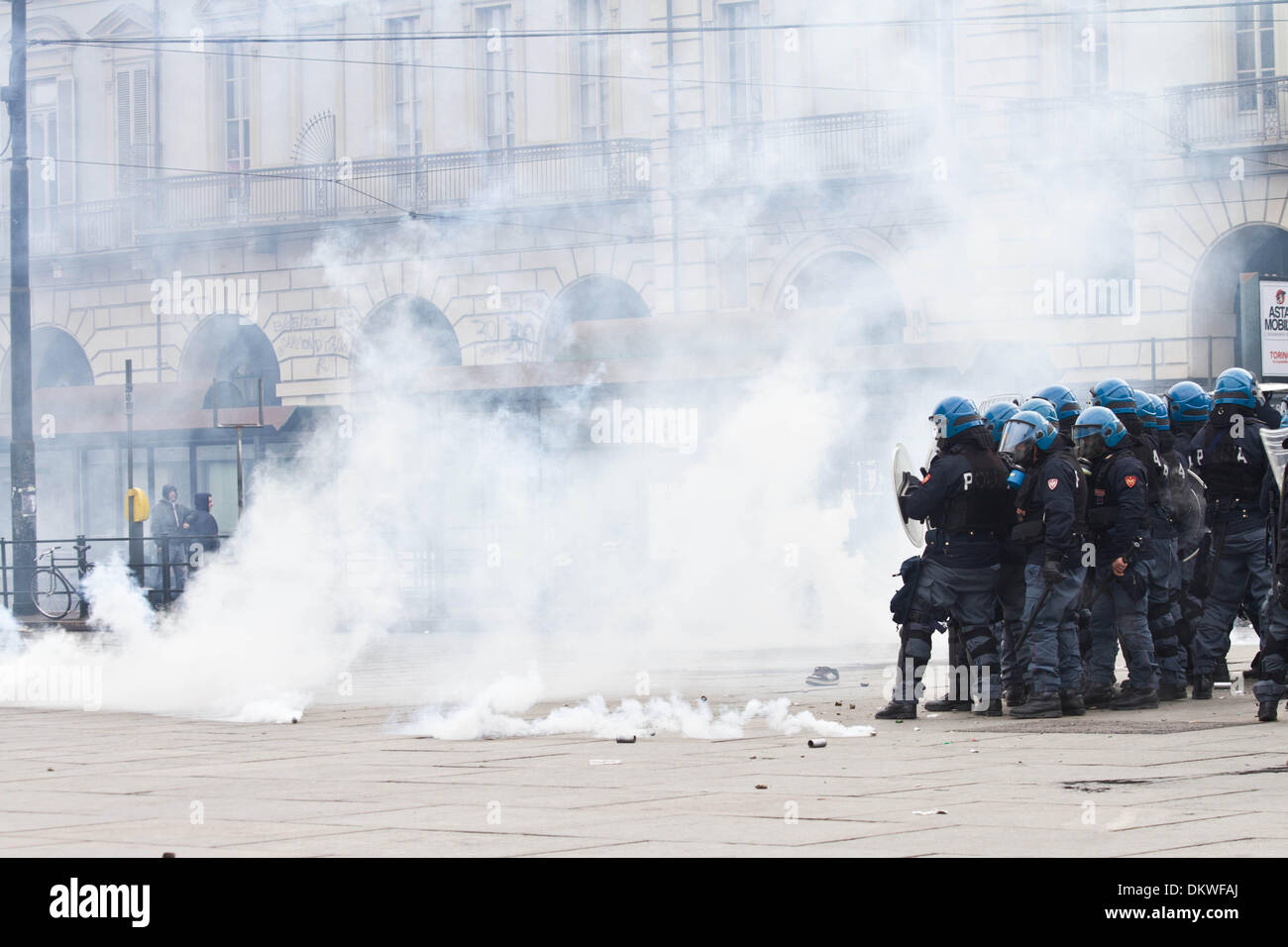 Disperse crowd hi-res stock photography and images - Alamy