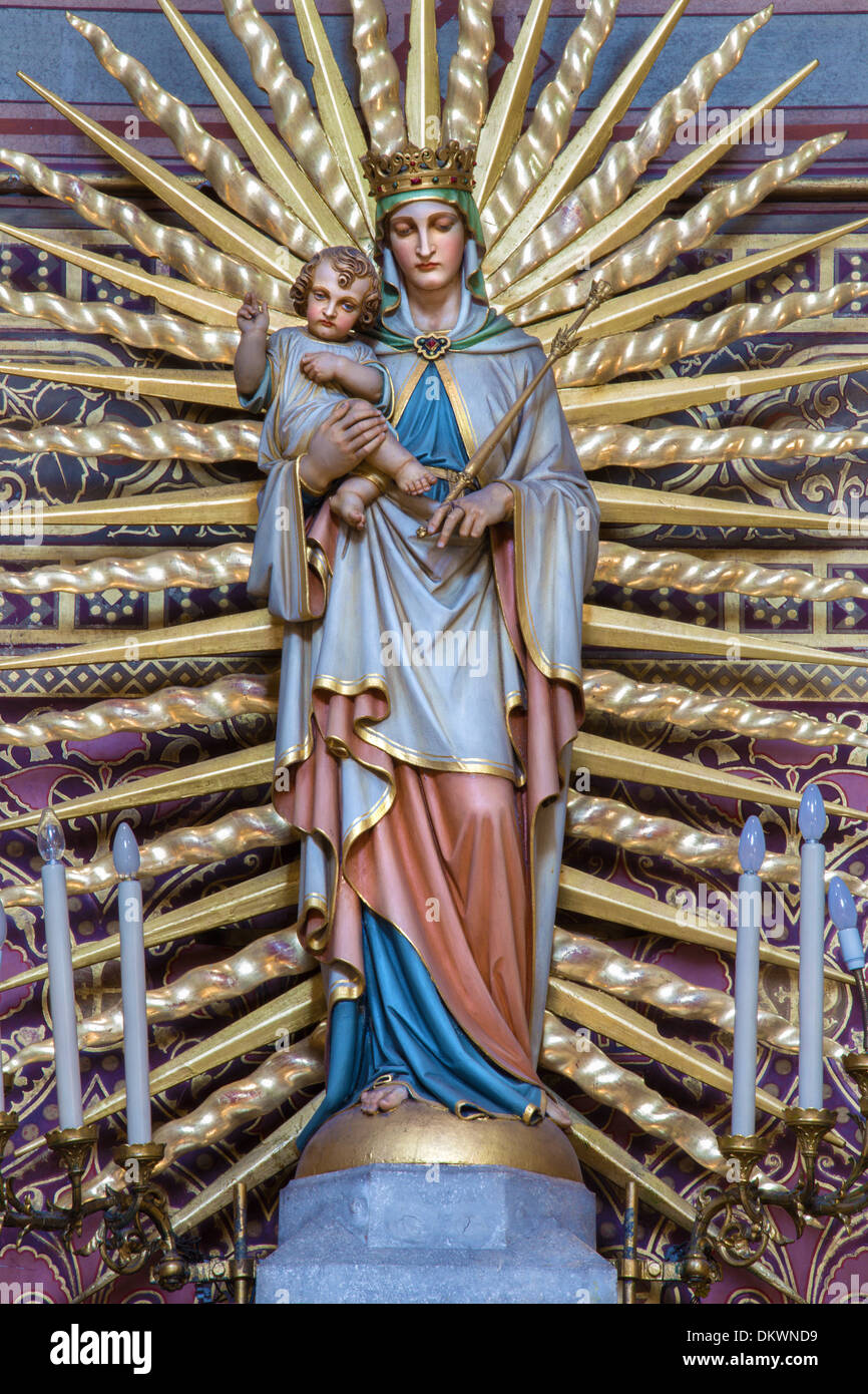 Madonna statue hi-res stock photography and images - Alamy