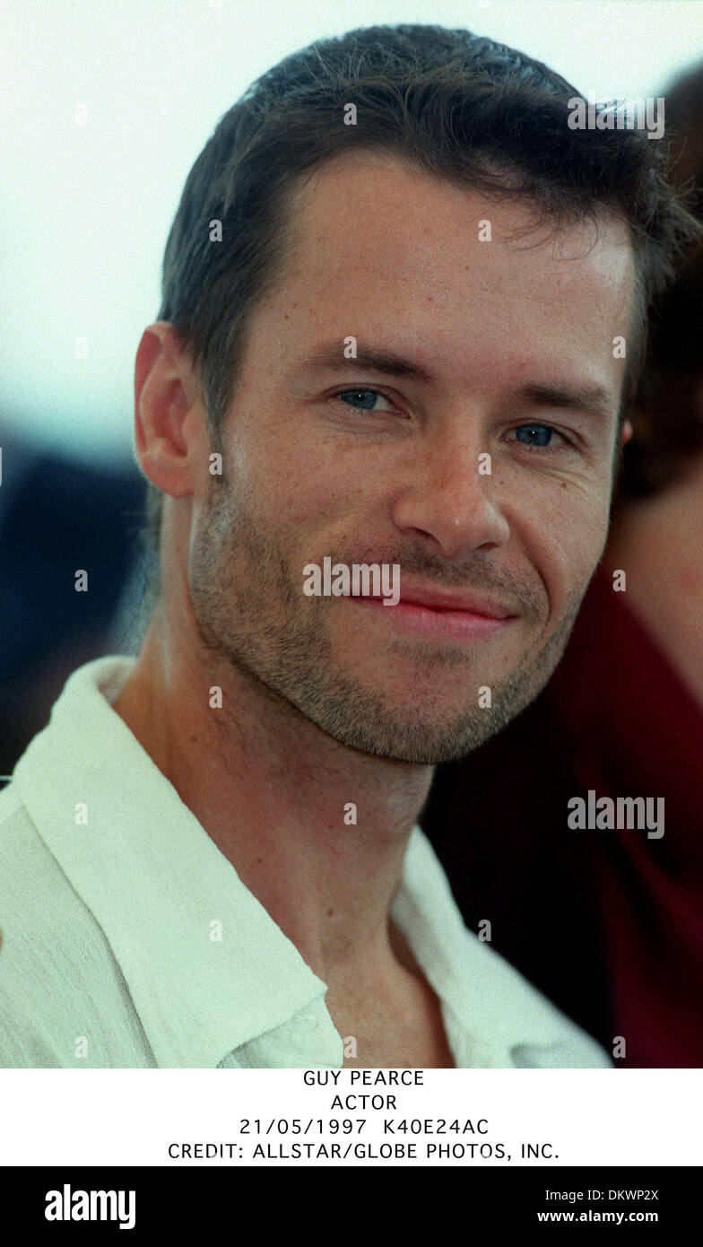 Guy pearce 1997 hi-res stock photography and images - Alamy