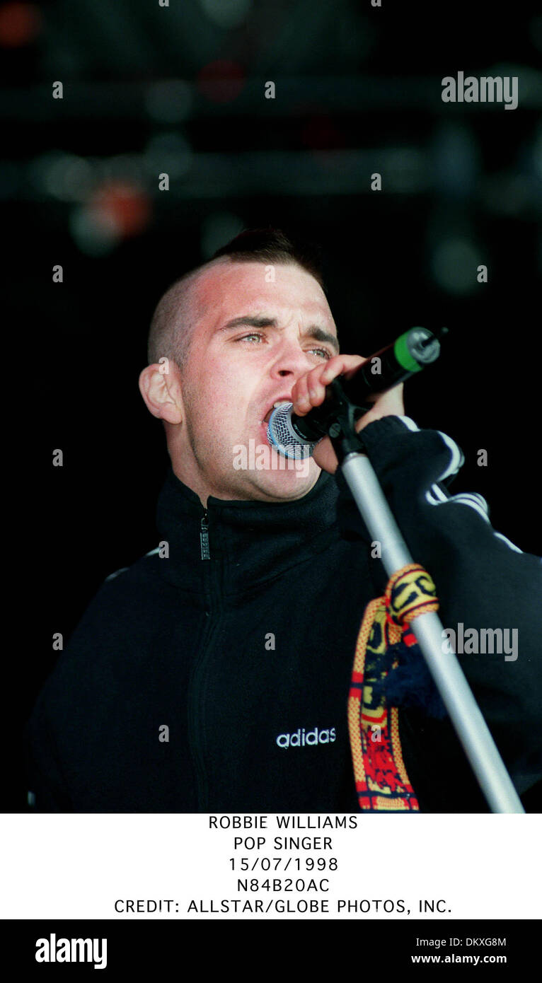 Robbie williams 1998 hi-res stock photography and images - Alamy
