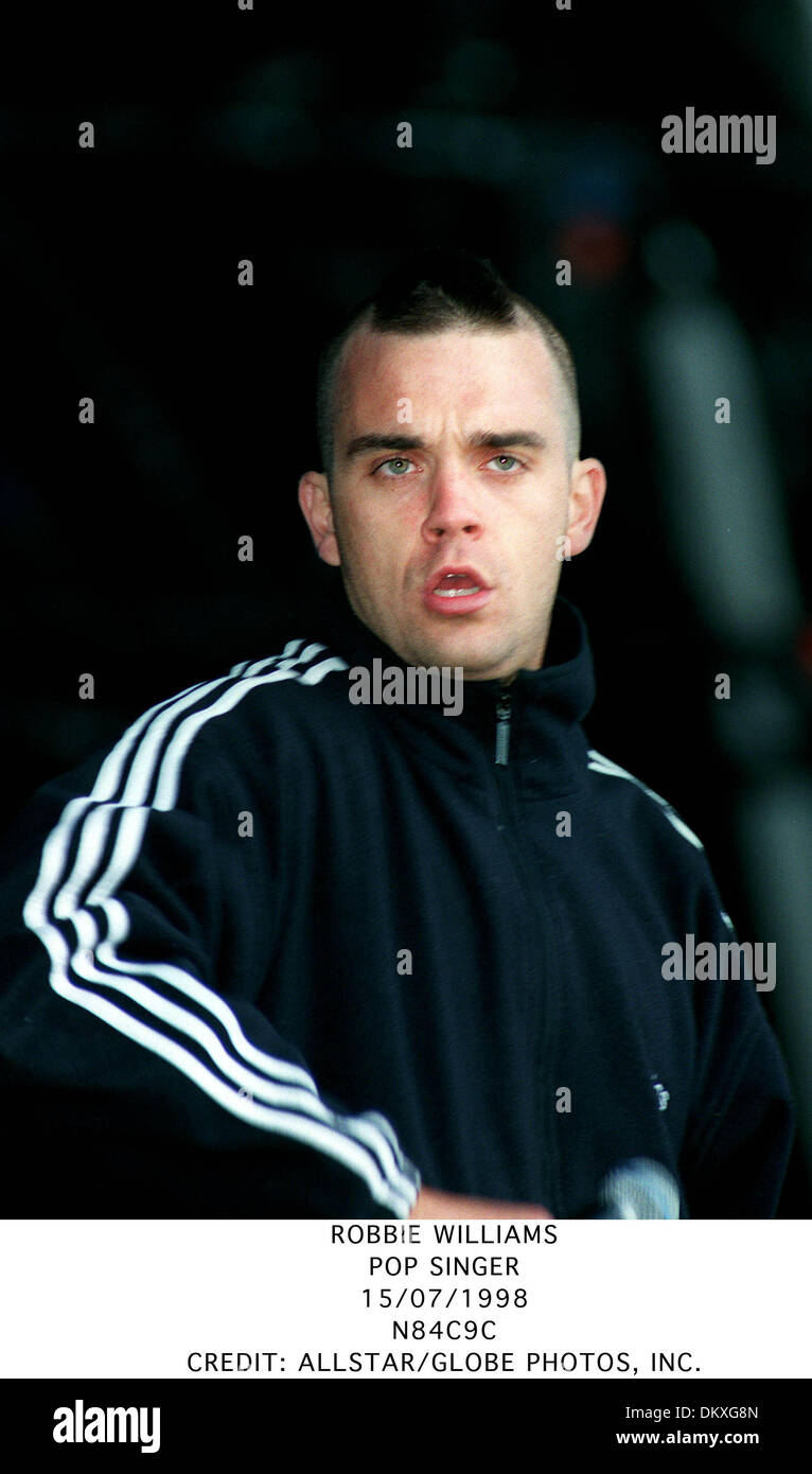 ROBBIE WILLIAMS.POP SINGER.15/07/1998.N84C9C Stock Photo - Alamy