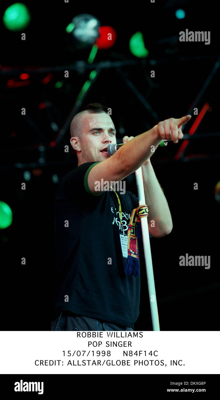 ROBBIE WILLIAMS.POP SINGER.15/07/1998.N84F14C Stock Photo - Alamy
