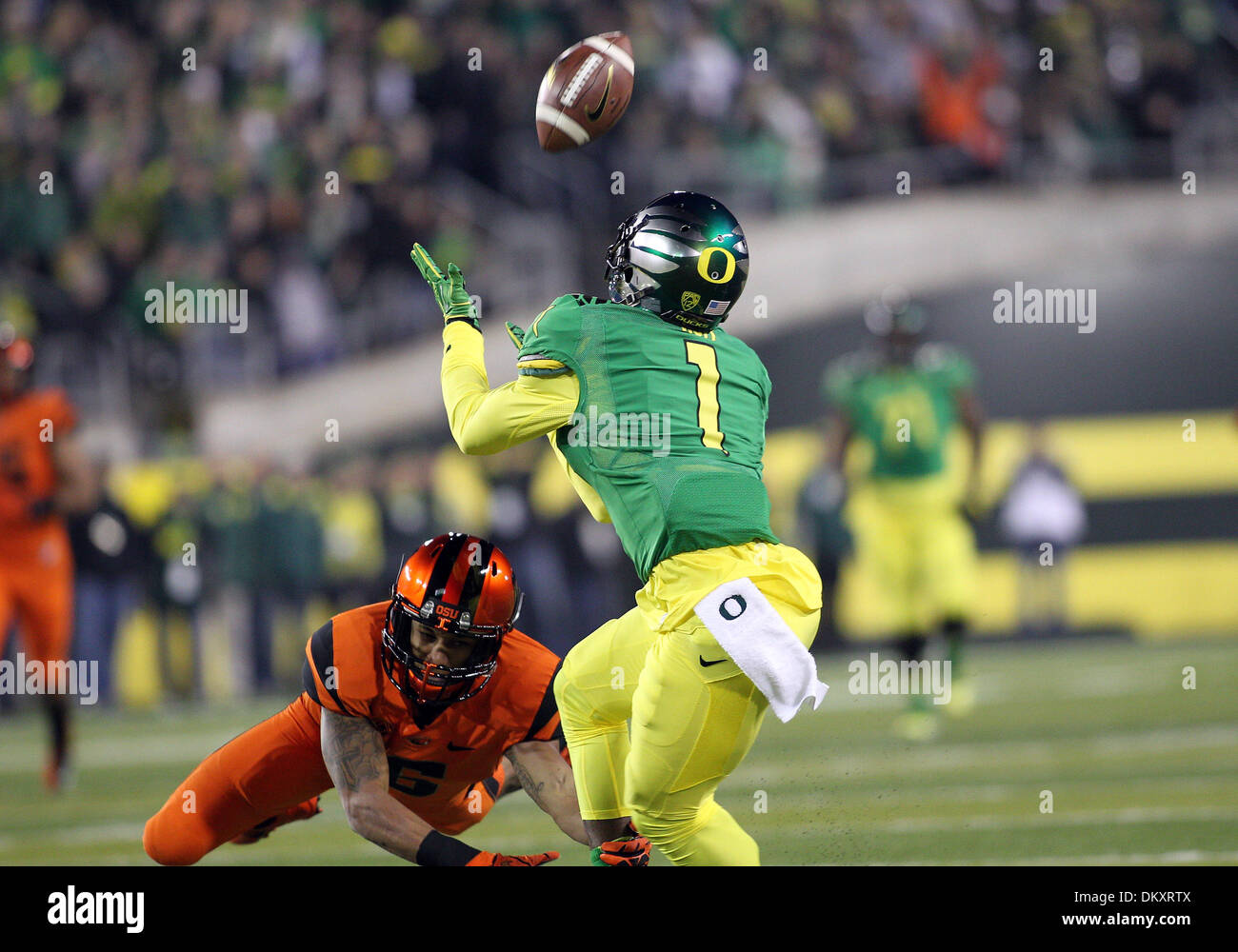 Eugene, OR, USA. 29th Nov, 2013. November 29, 2013: Oregon Ducks wide receiver Josh Huff (1 ...