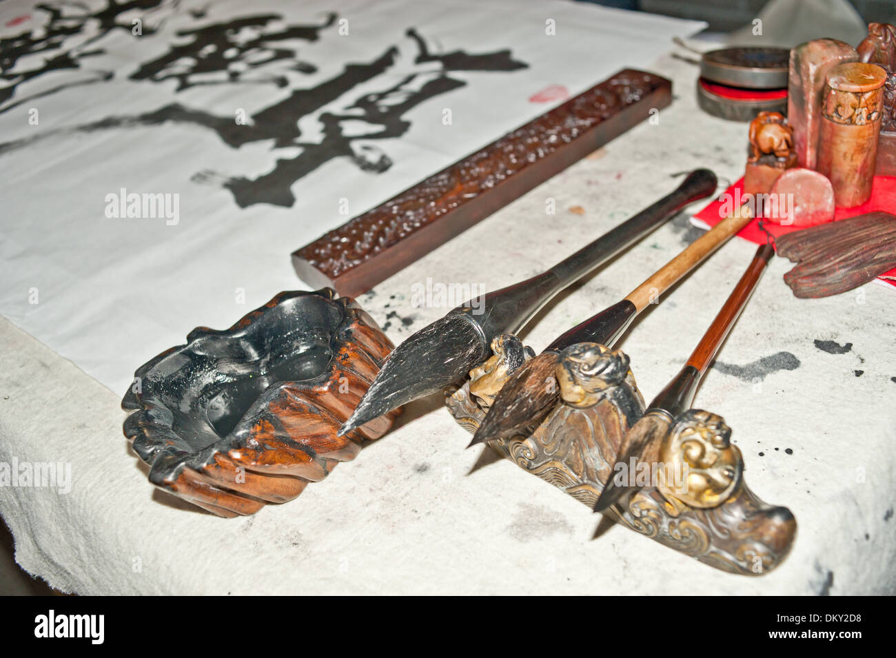Chinese calligraphy, writing brush, rice paper Stock Photo - Alamy