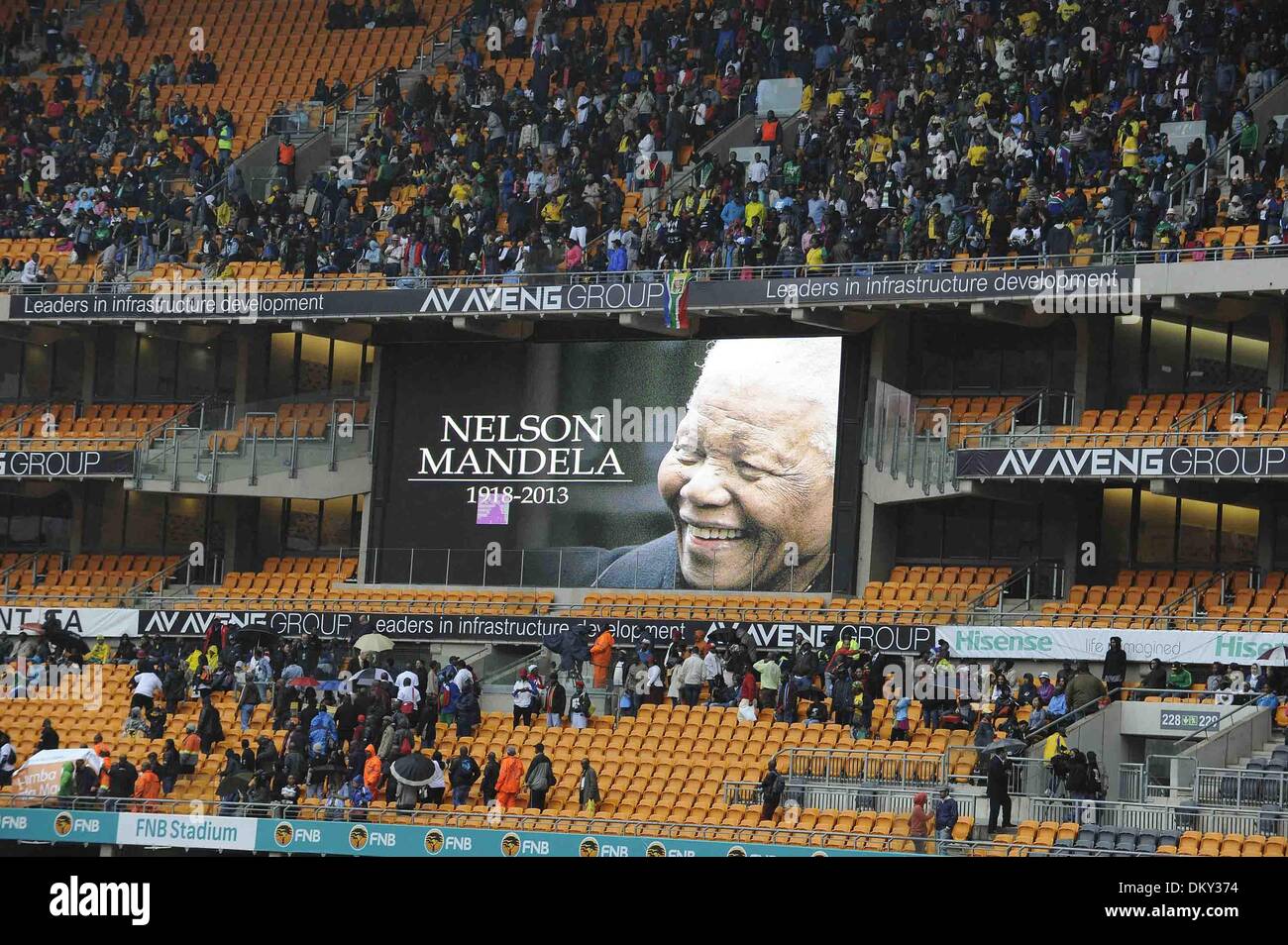 Johannesburg, South Africa. 10th Dec, 2013. People arrive for the ...