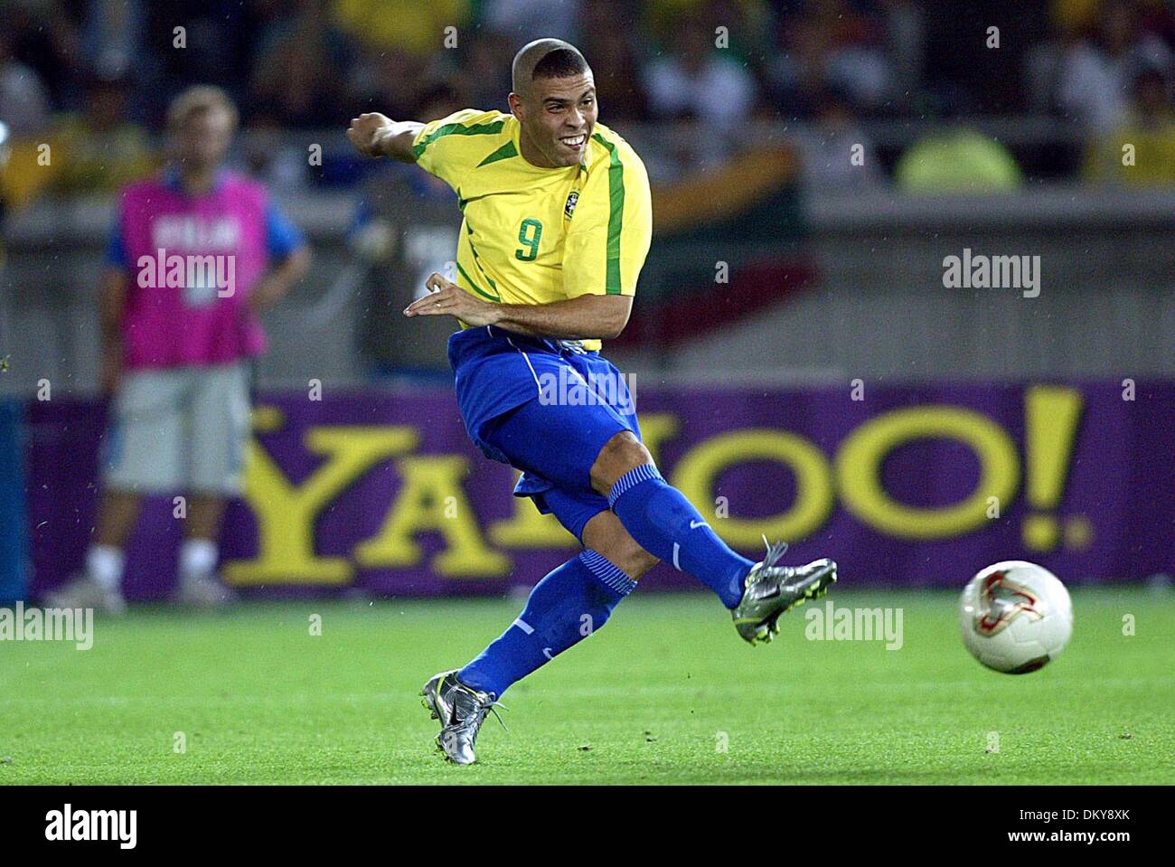 Ronaldo 2002 world cup hi-res stock photography and images - Alamy