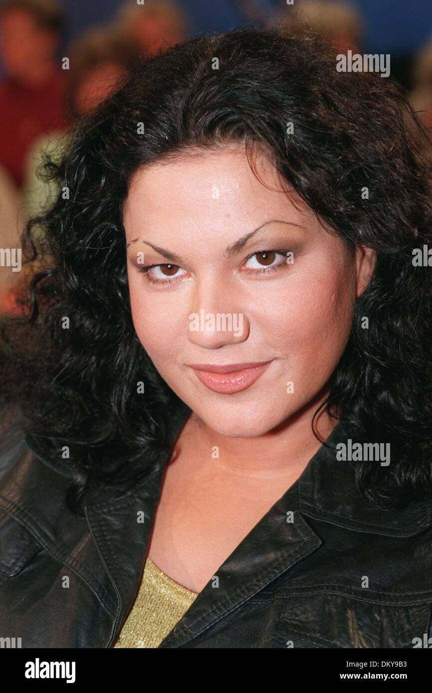 Jan. 13, 1998 - Berlin: Die in Berlin lebende tÃ¼rkische Rapperin AZIZA ...