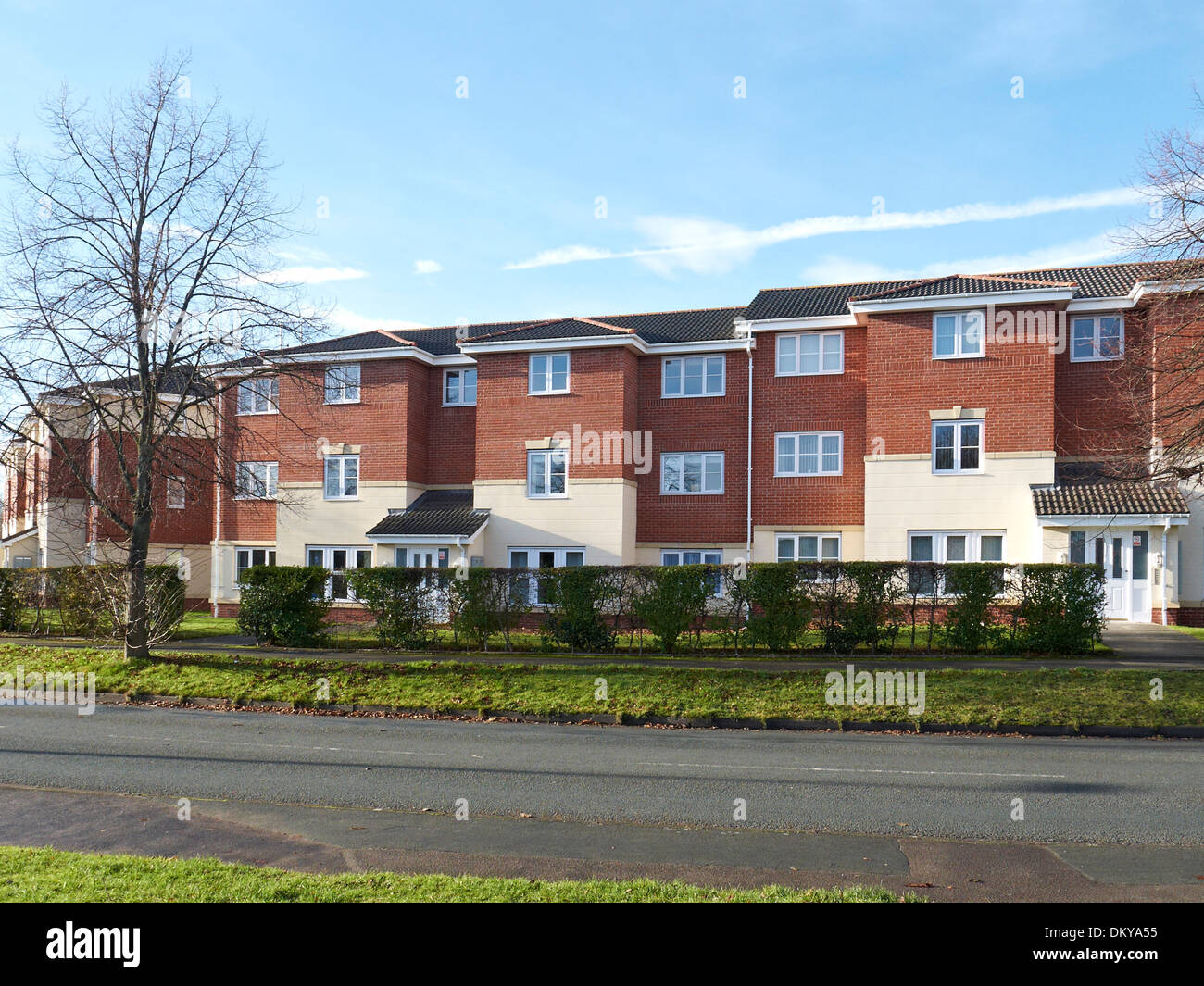 Block of flats modern uk hi-res stock photography and images - Alamy