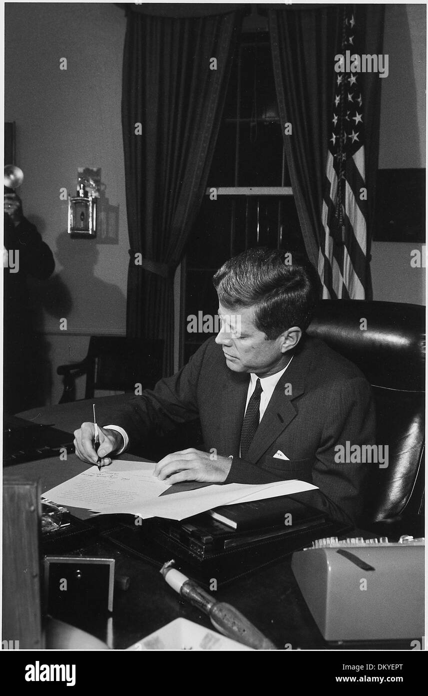 Signing proclamation hi-res stock photography and images - Alamy