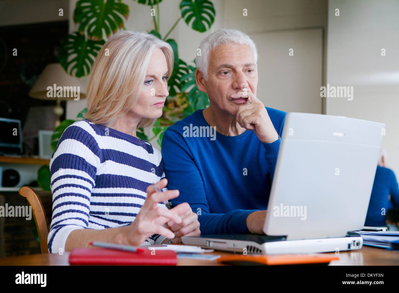 Couple computer paperwork hi-res stock photography and images - Alamy