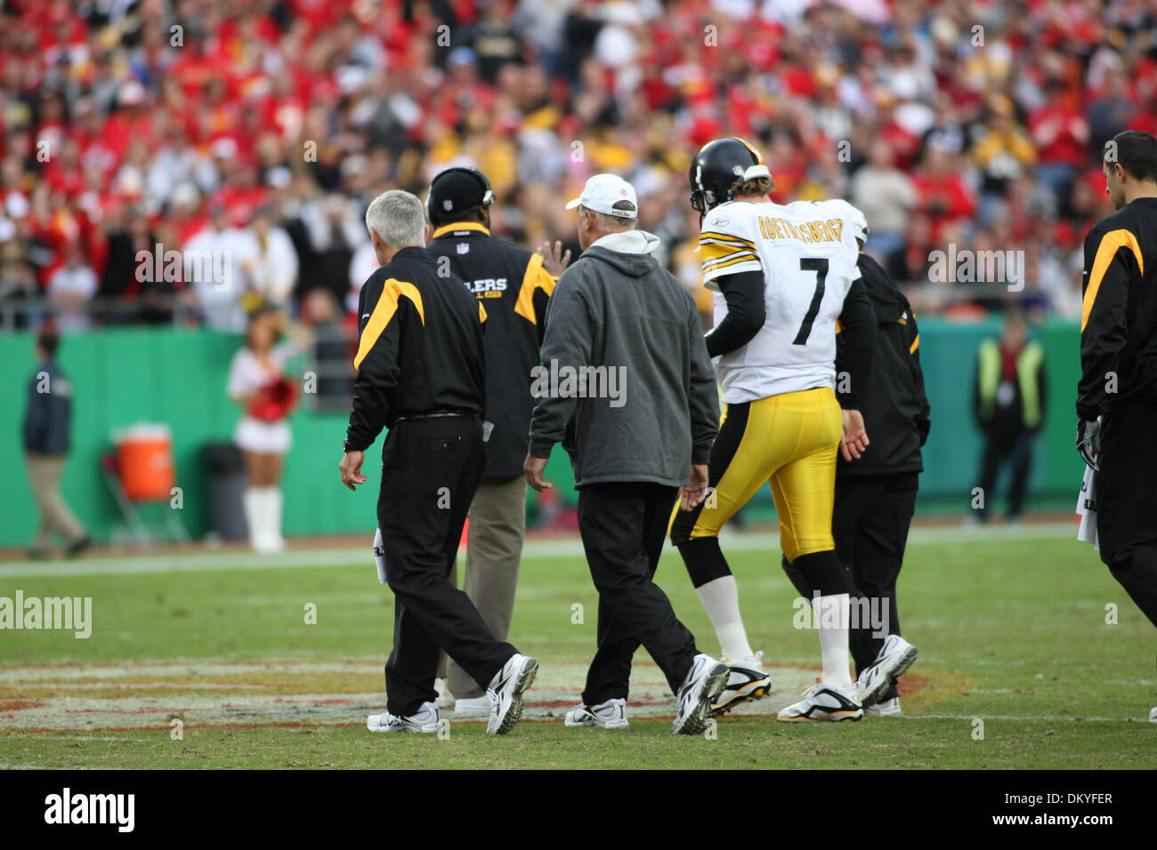 Quaterback injury hi-res stock photography and images - Alamy
