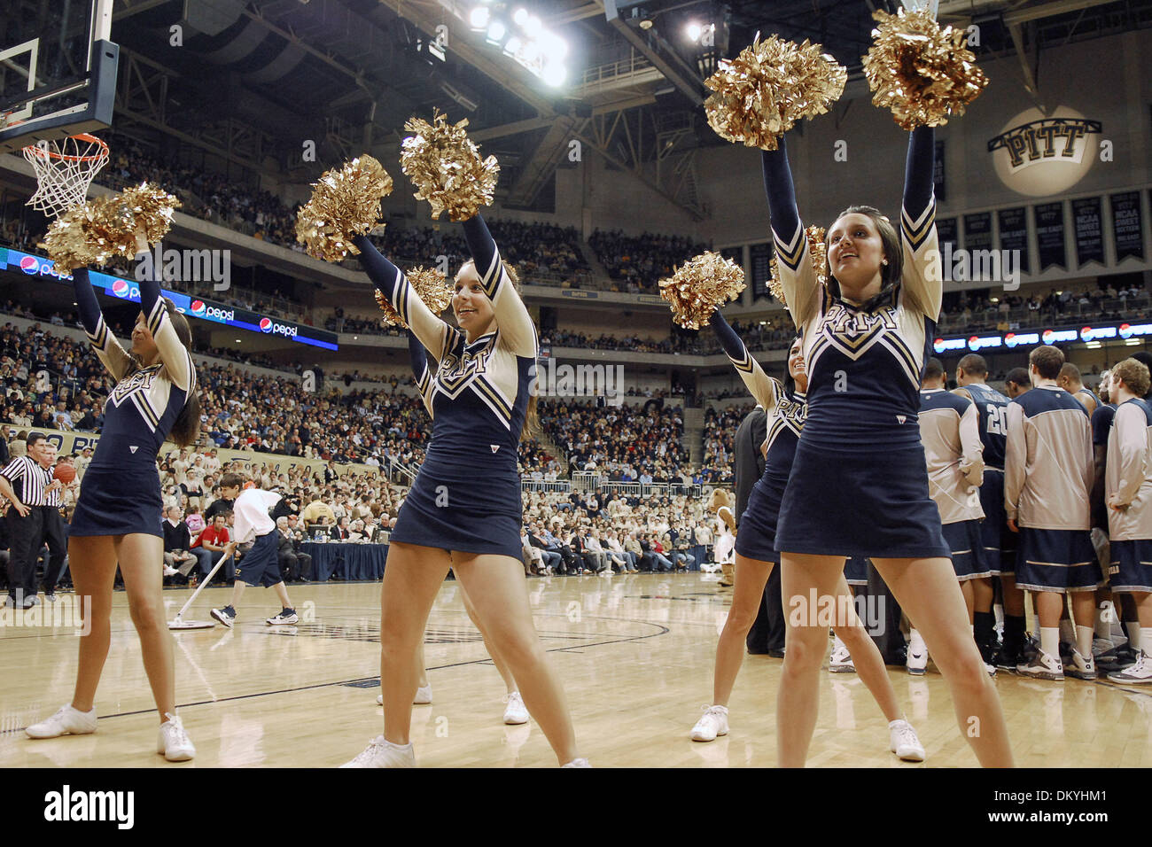 Pittsburgh panthers cheerleaders hi-res stock photography and images ...