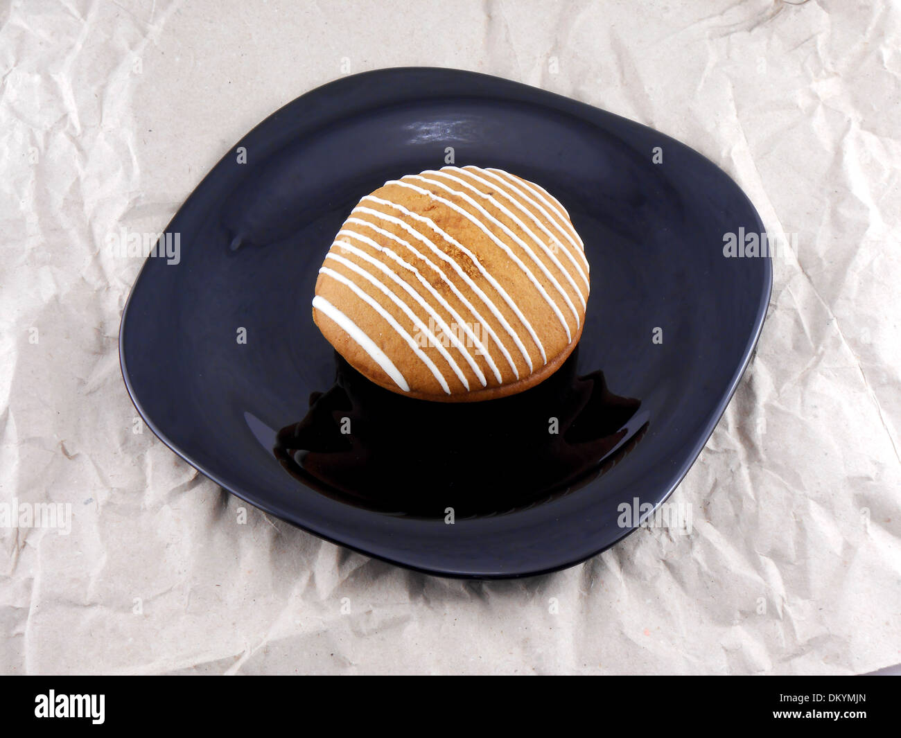 Paper plate and cake hi-res stock photography and images - Alamy