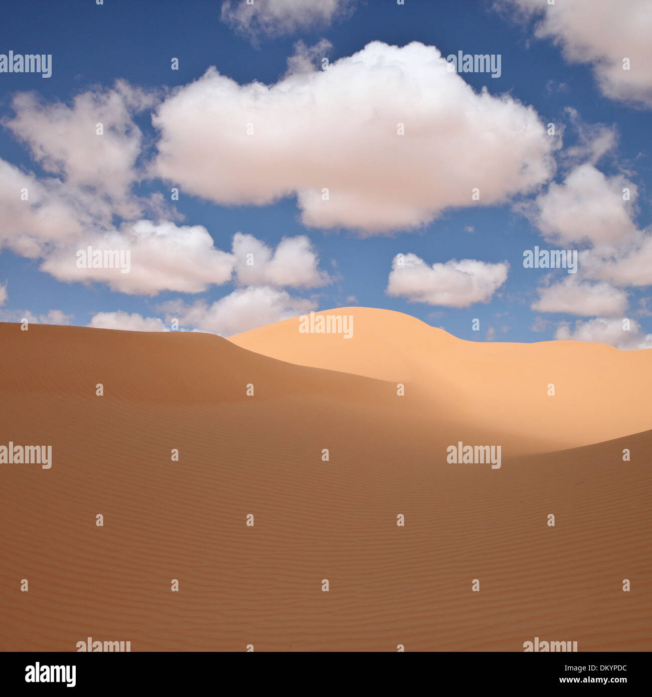 Desert with clouds hi-res stock photography and images - Alamy