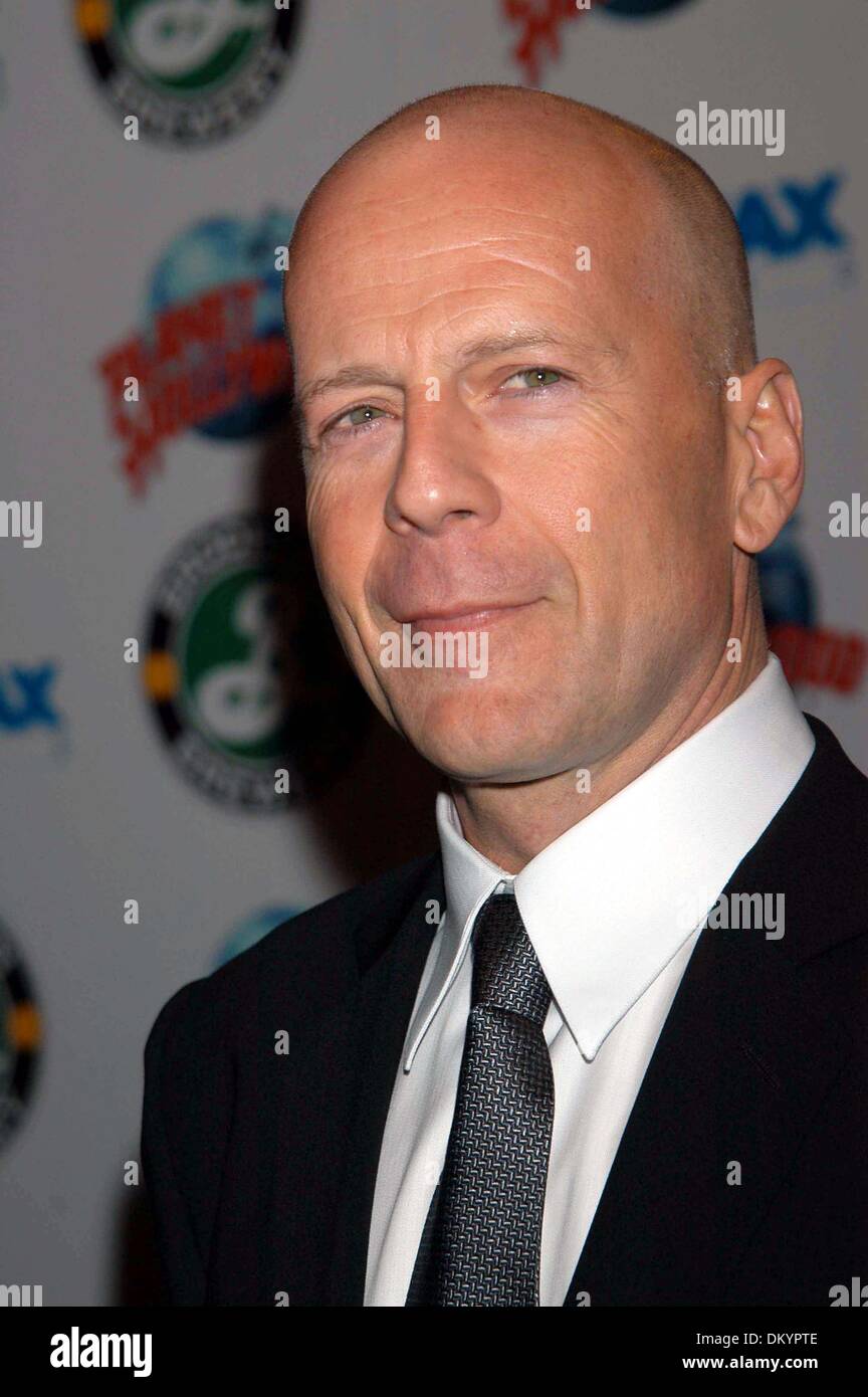 Bruce willis hostage 2005 hi-res stock photography and images - Alamy