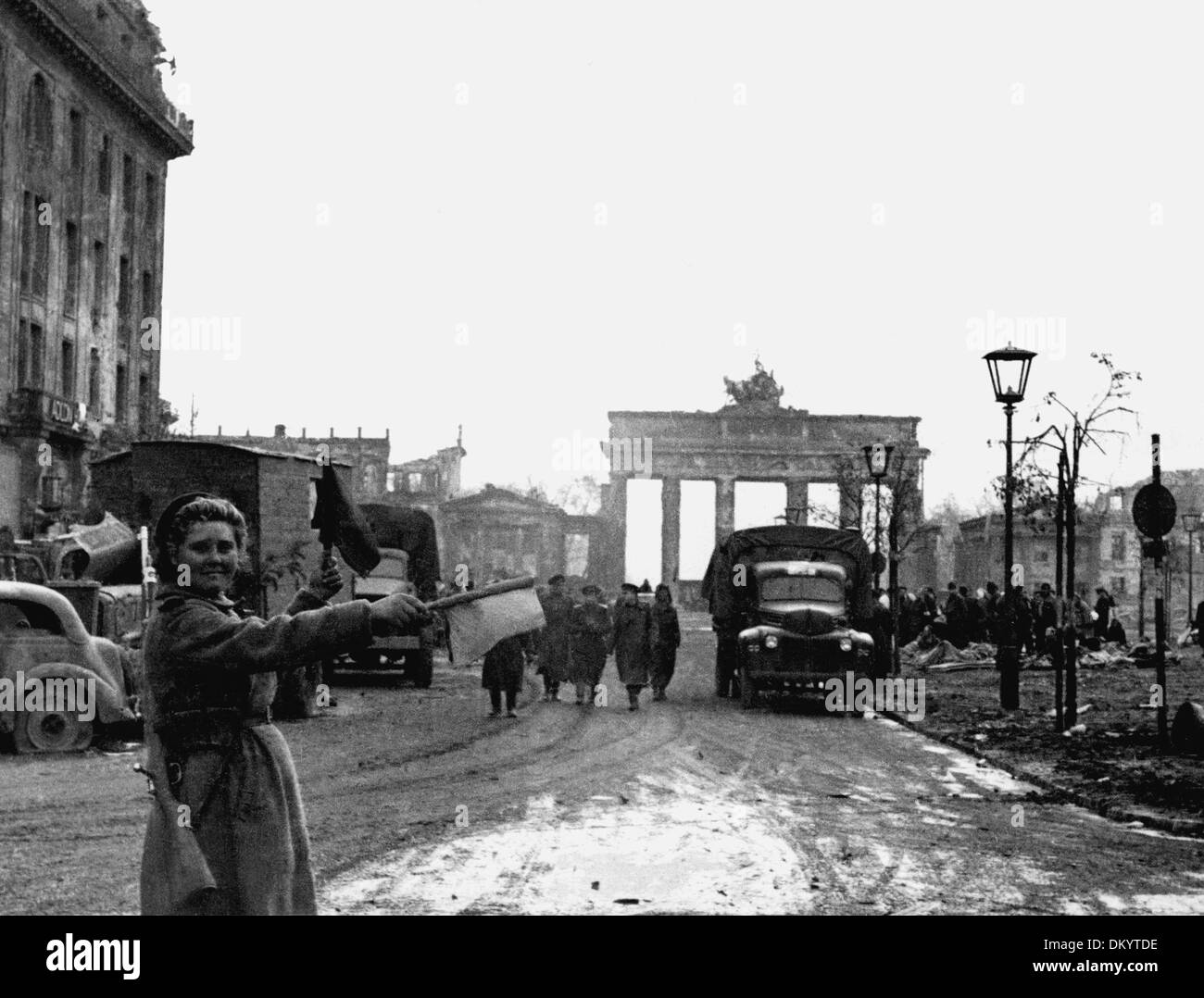 Brandenburg gate 1945 hi-res stock photography and images - Alamy