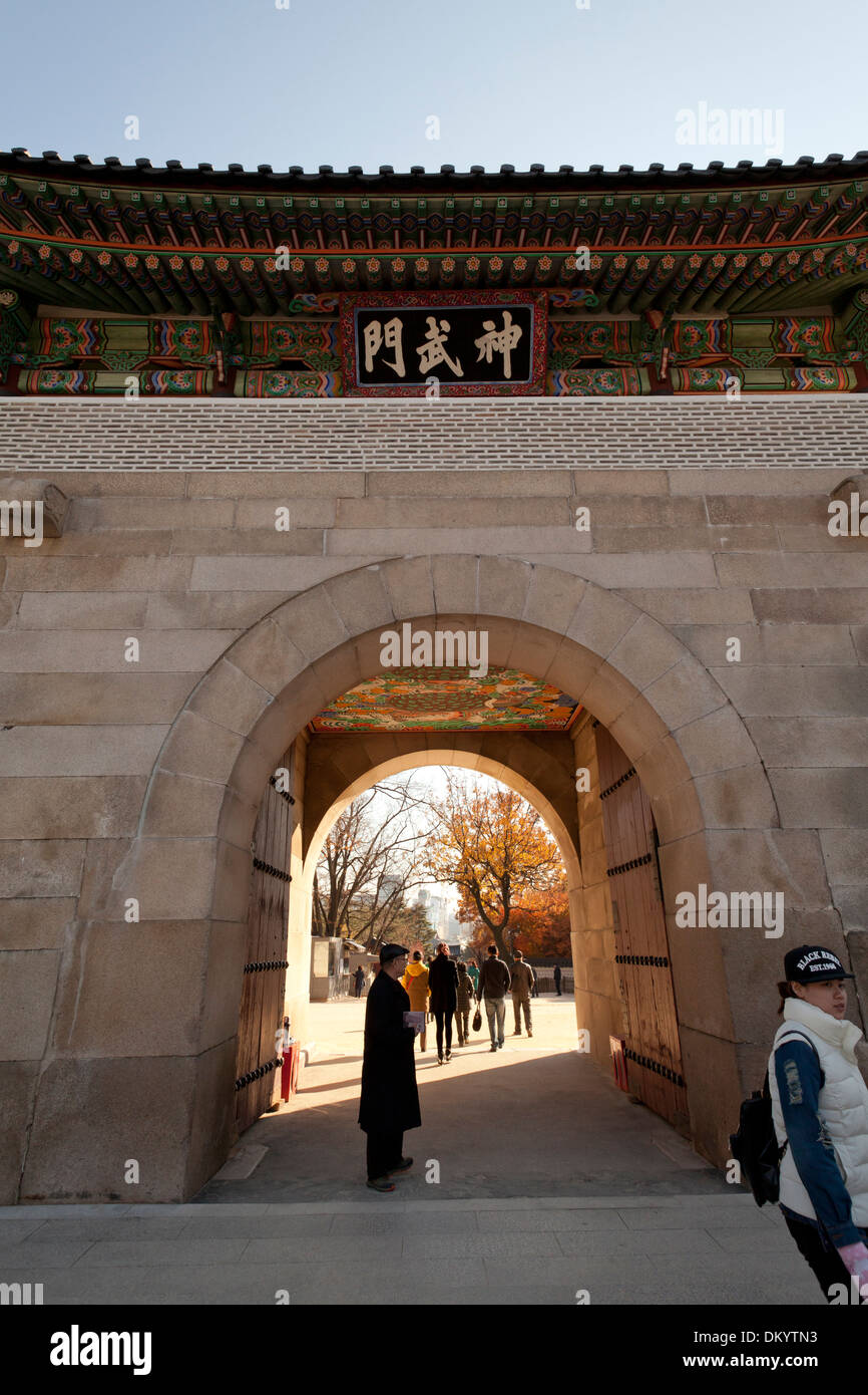 Gyeongbokgung gate hi-res stock photography and images - Alamy