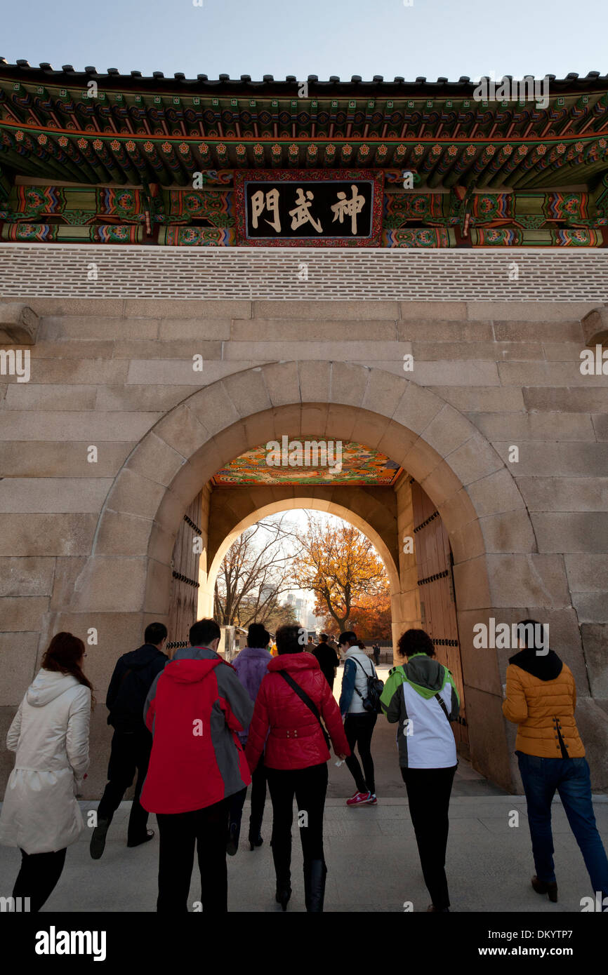 Shinmumun (The North Gate) of Gyeongbokgung Palace - Seoul, South Korea ...