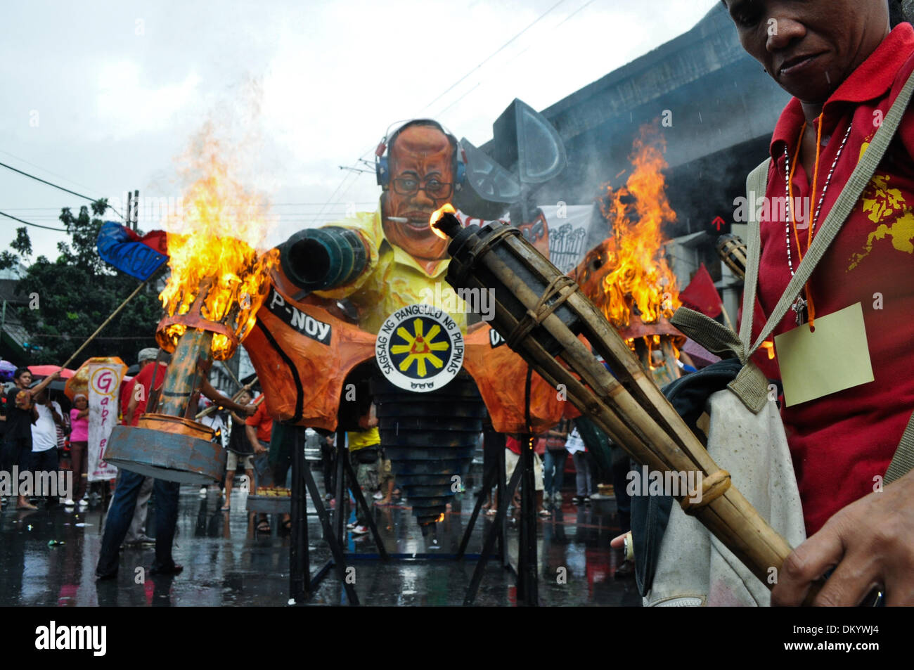 Manila, Philippines. 10th Dec, 2013. Protesters set an effigy on fire ...