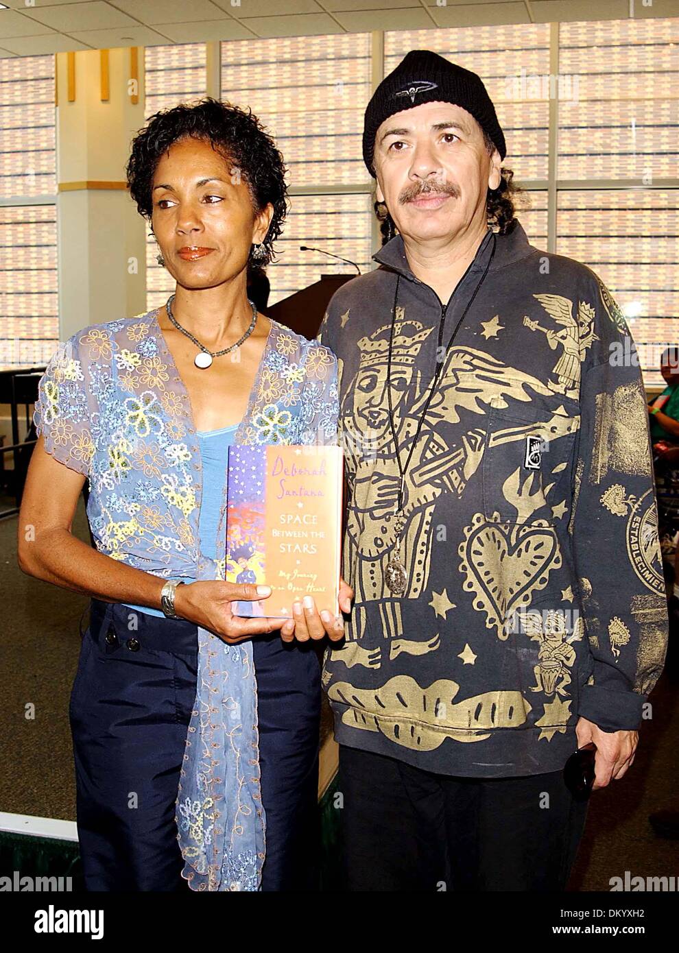 Nov. 6, 2001 - K43751AR.CARLOS SANTANA AND WIFE DEBORAH AT BARNES AND ...