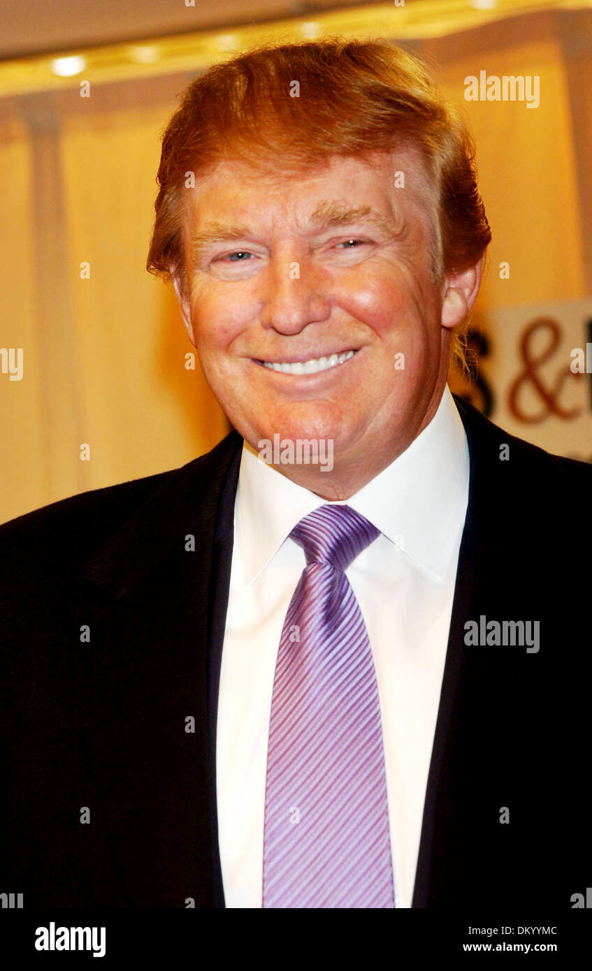 June 2, 2002 - New York, NEW YORK - K46348AR.DONALD TRUMP SIGNS COPIES ...